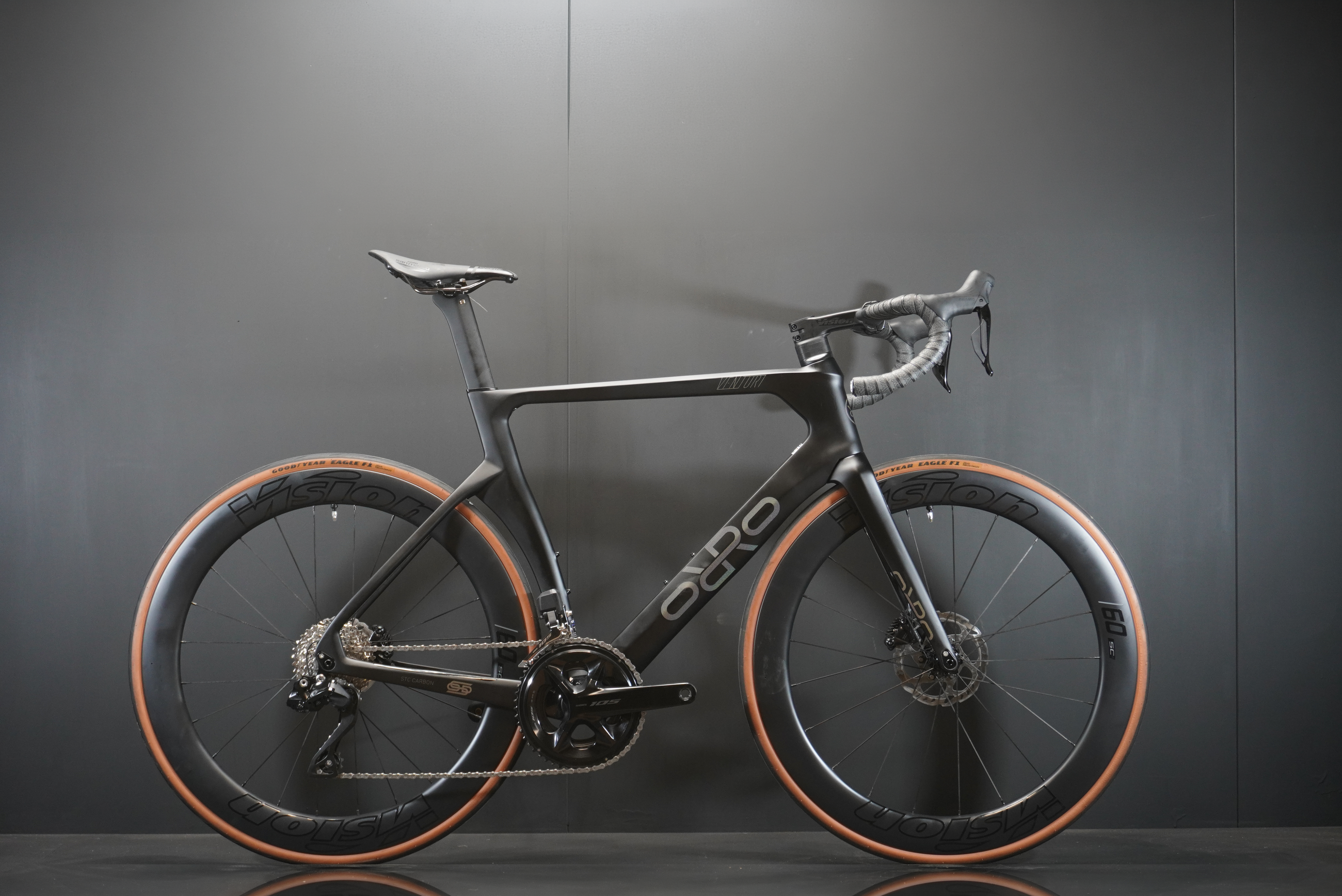 Orro Venturi STC 105 Di2 & P/M Tailormade Carbon Disc Road Bike 2025